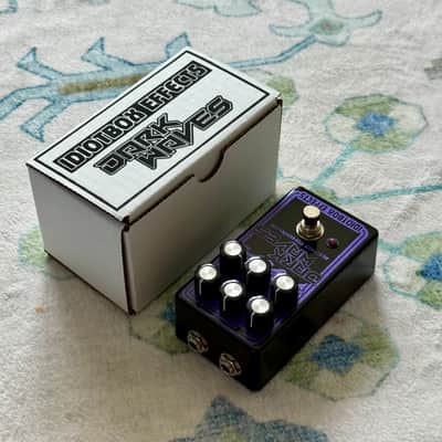 IdiotBox Effects Dark Waves Echo Chorus 2010s - Graphic | Reverb