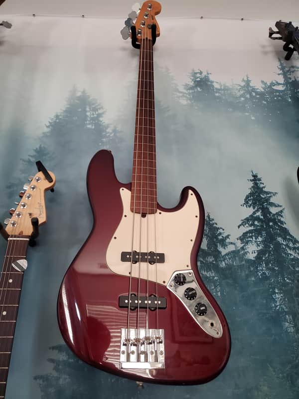 Fender Standard fretless Jazz Bass with Rosewood Fretboard | Reverb