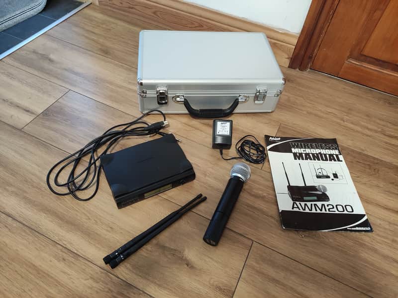 Ashton AWM200 microphone and receiver flightcased | Reverb UK