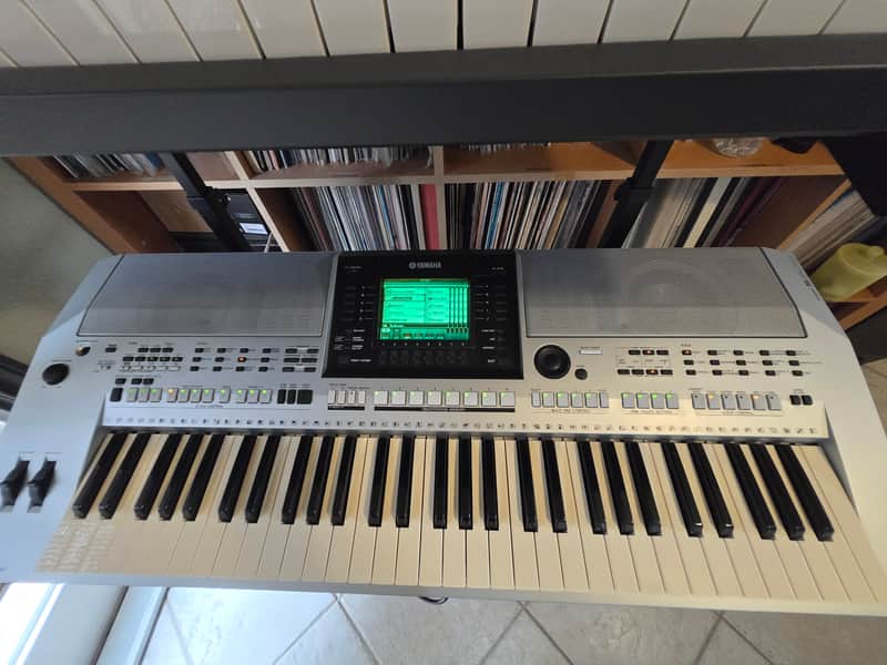 Yamaha PSR-S900 61-Key Keyboard Arranger Workstation mid | Reverb