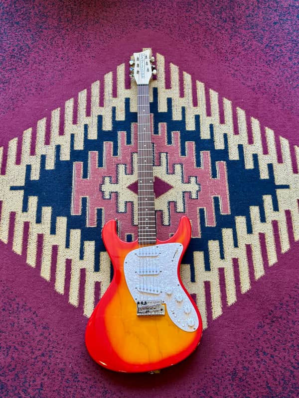 Danelectro Innuendo Baritone 2000-2003 - Cherry Sunburst | Reverb