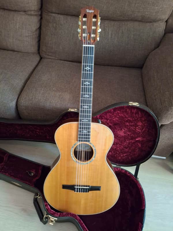 Taylor 812 EN. 12-fret . Nylon. | Reverb