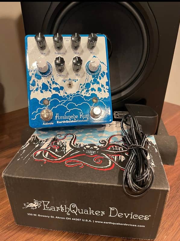 EarthQuaker Devices Avalanche Run v2 with Box and Adapter | Reverb