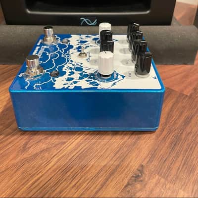 EarthQuaker Devices Avalanche Run v2 with Box and Adapter | Reverb