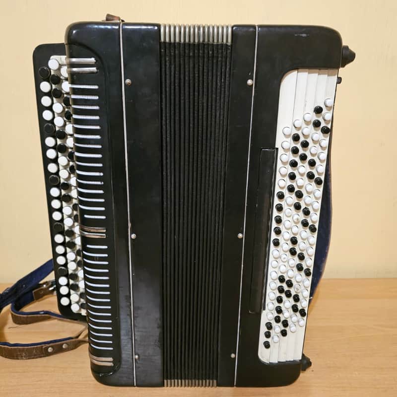 Button Accordion Melodiya USSR Bayan 100 Bass | Reverb Australia