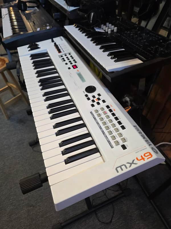 Yamaha MX49 Music Synthesizer (Pre-Owned) - White | Reverb
