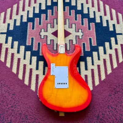 Danelectro Innuendo Baritone 2000-2003 - Cherry Sunburst | Reverb