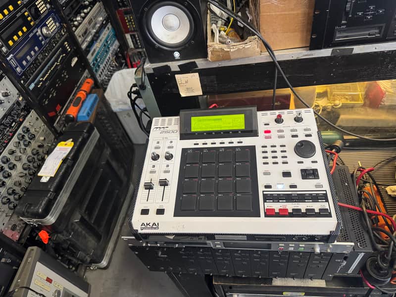 AKAI MPC 2500 LIMITED EDITION - WHITE HD Drive 120G/CD/128MEG | Reverb