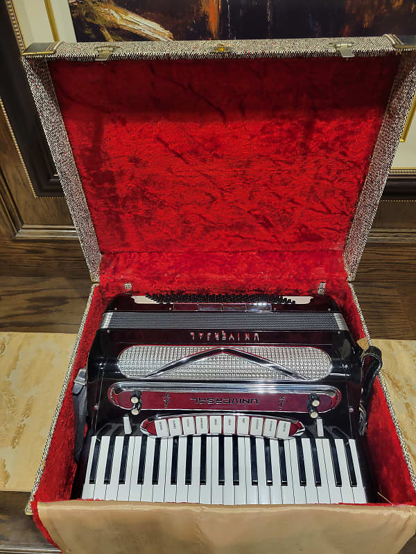 Universal (large) Ac/El Piano Accordion 120 bass w/ case | Reverb