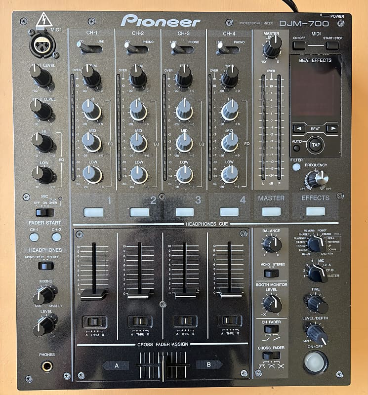 Pioneer DJM-700 | Reverb
