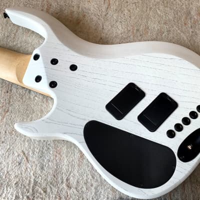 Kiesel A2 Six String Multiscale Bass 2025 - White 6-String | Reverb