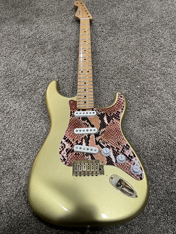 Fender Stratocaster - Gold | Reverb