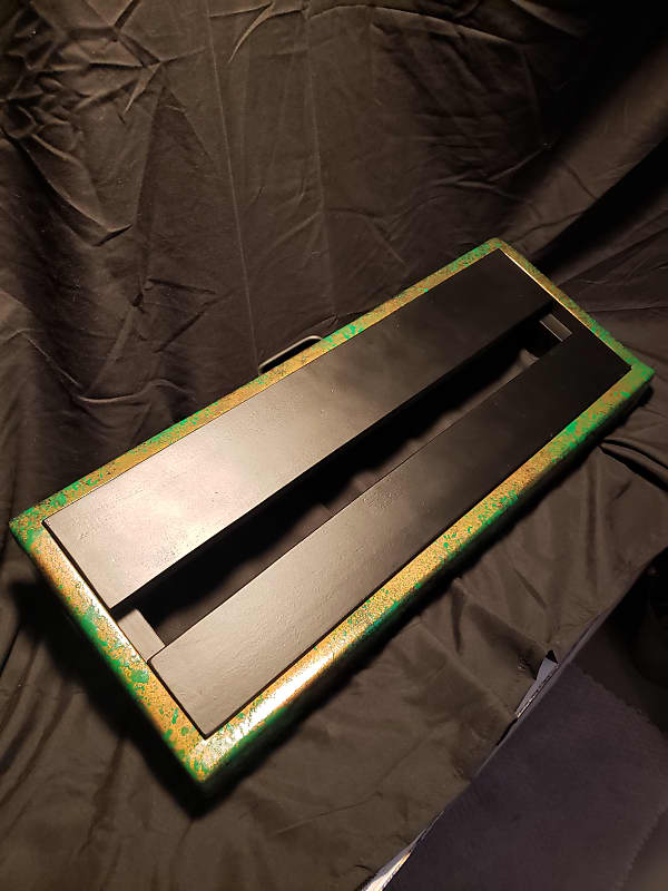 Lycan Studio custom /pedalboard - Alien blood | Reverb