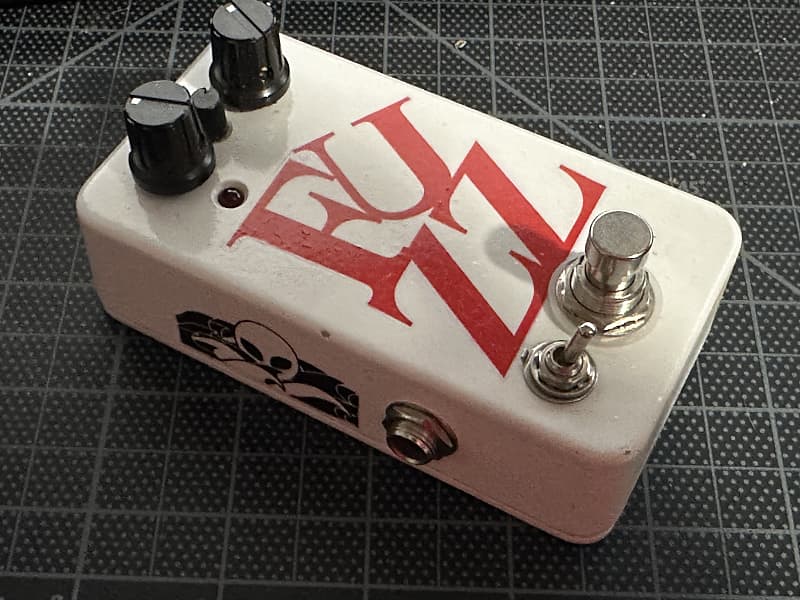 Stranded Alien Soundwaves LOVE fuzz 2022 - White | Reverb