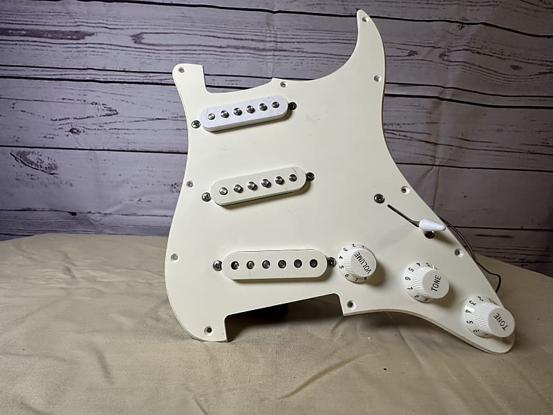 Fender Stratocaster - White | Reverb