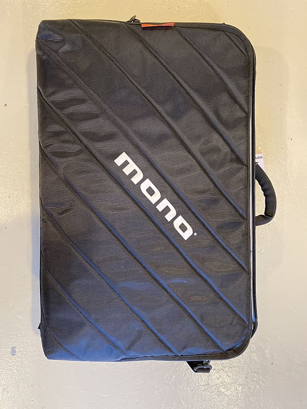 Mono Medium Pedalboard and Carrying Case | Reverb