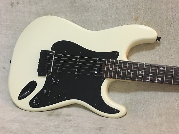 Fender Squier Limited Edition Stratocaster 2003 White Finish Fender Squier Limited Edition Stratocaster 2003 White Finish