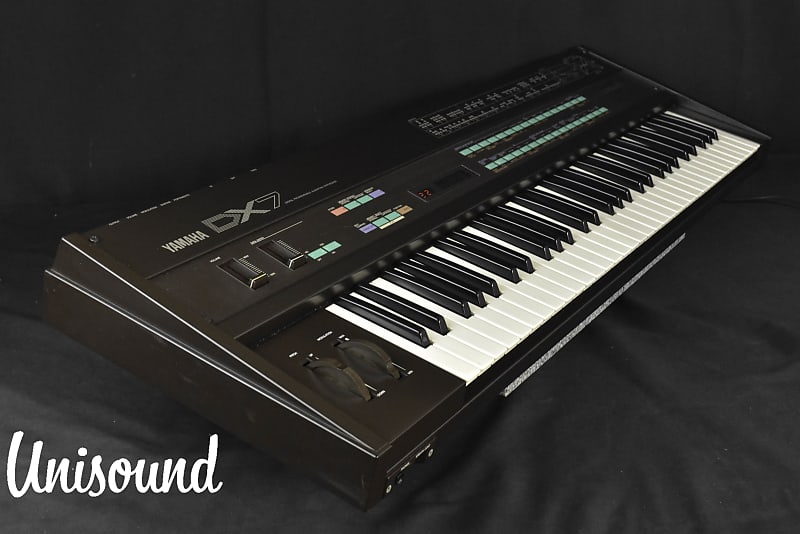 YAMAHA DX7 Digital Programmable Algorithm Synthesizer | Reverb Finland