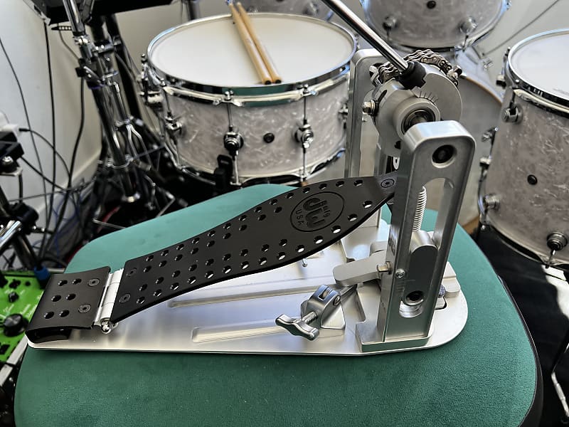 DW DWCPMCDBK MFG Series Chain Single Bass Drum Pedal Black | Reverb