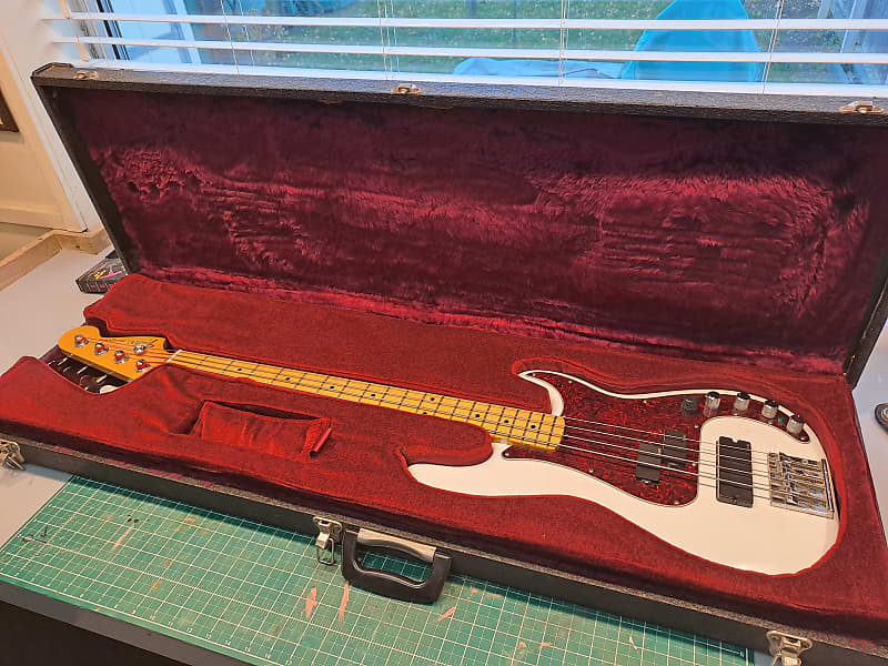 Fender Precision Bass hard case 1983 - Black | Reverb UK