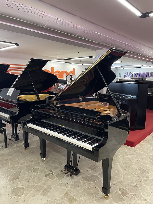Yamaha PIANOFORTE A MEZZA CODA C3 NERO LUCIDO | Reverb