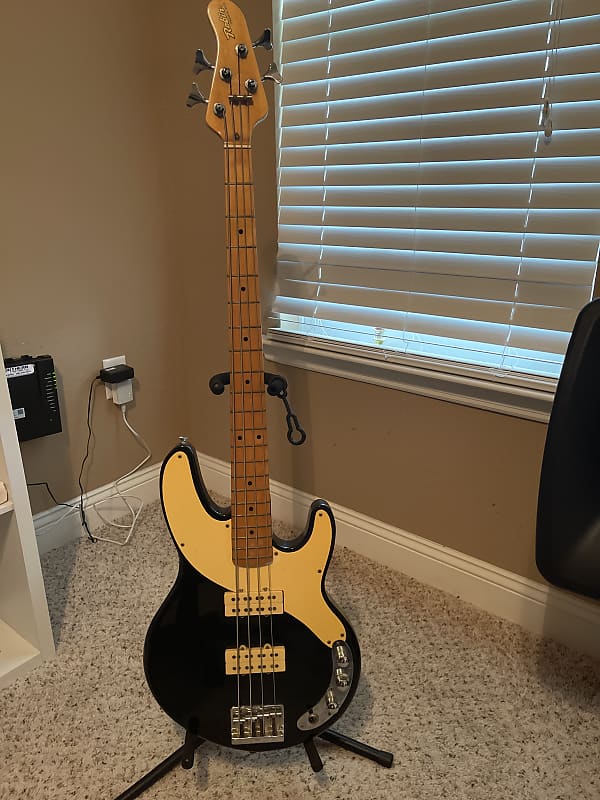 Robin Freedom Bass 1980’s Black w/white pick guard | Reverb