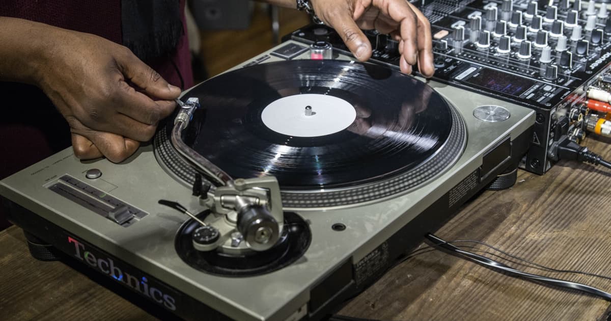 The Upside Down Reverse Record Trick: DJ Tricks with | Reverb News