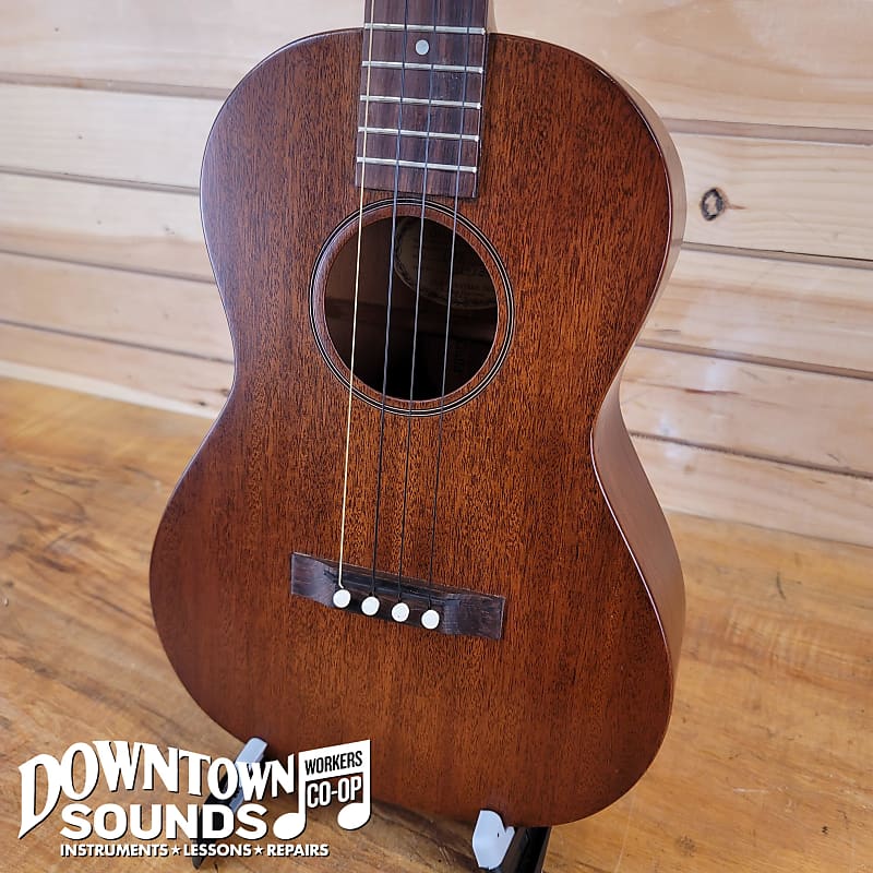 Guild U-11 Mahogany Baritone Ukulele with Chipboard Case | Reverb