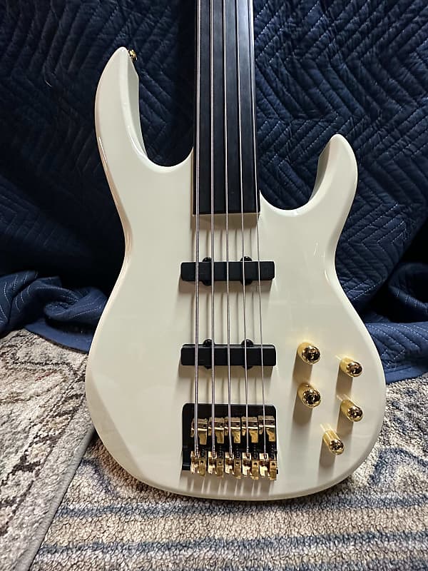 Carvin LB75F 5 String Fretless Bass 1995 - Pearl White | Reverb