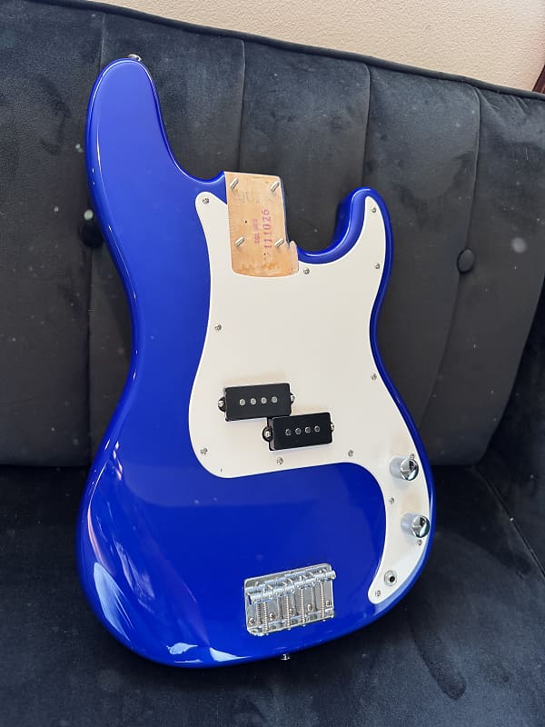 Squier P Bass Affinity Body 2011 - Blue | Reverb