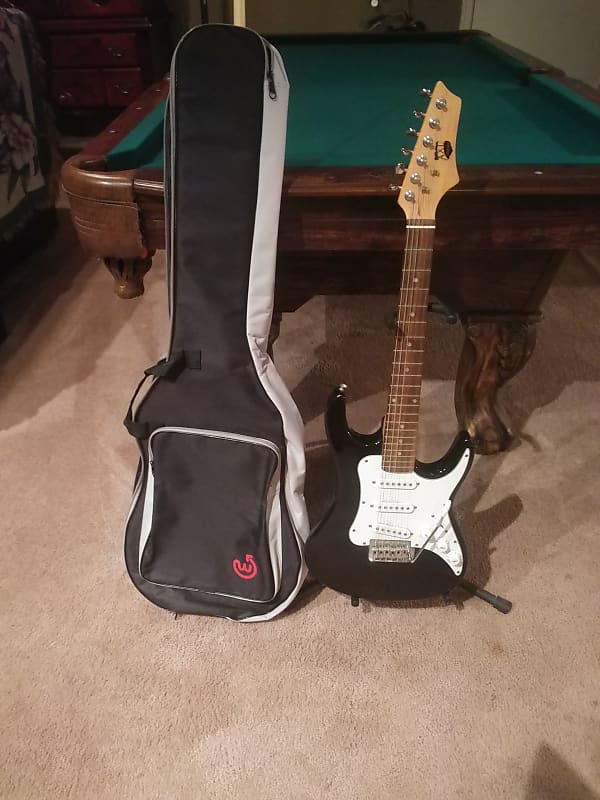 AXL Strat Style 3/4 comes with free gigbag and strap | Reverb