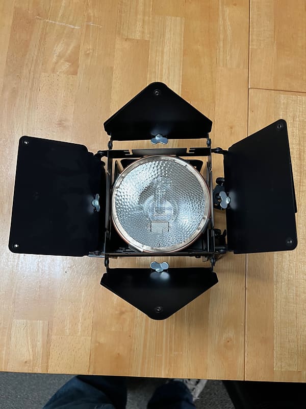 Lowel Omni Video Light black w Barn Doors w Power Cord w | Reverb