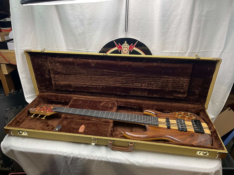 Carvin LB76F LB-76F Fretless 6-string Bass with Piezo + Case | Reverb