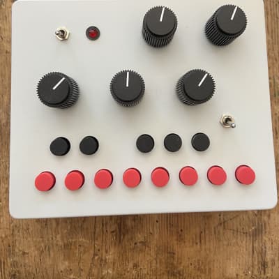 Rucci 8 Bit Powered Synth | Reverb