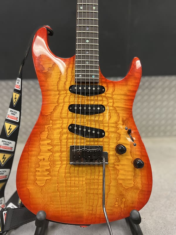 Fender Showmaster FAT SSS Cherry sunburst | Reverb UK