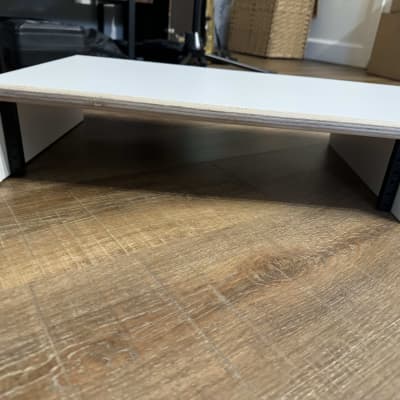 SoundesignStudio Desktop Audio Rack / Monitor Stand - White | Reverb