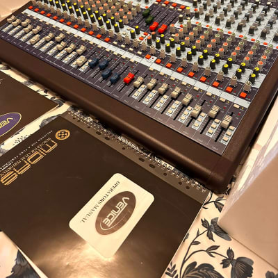 Midas Venice 240 24-Channel / 38-Input Mixing Console Midas Venice 240 24-Channel / 38-Input Mixing Console