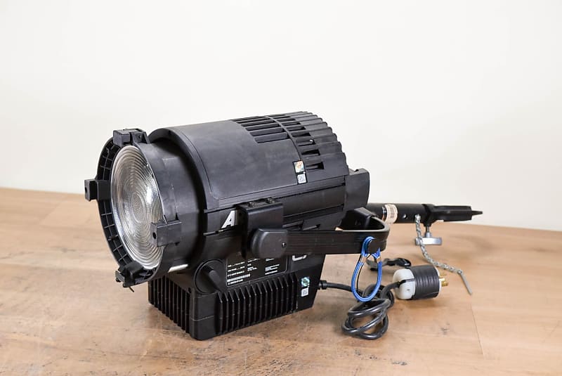 ARRI L7-C LE2 Color LED Fresnel CG00SY6 | Reverb