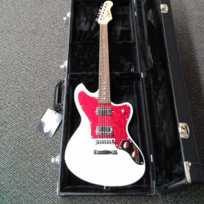 Mystic J54 Custom Deluxe White with Red Pickguard | Reverb España