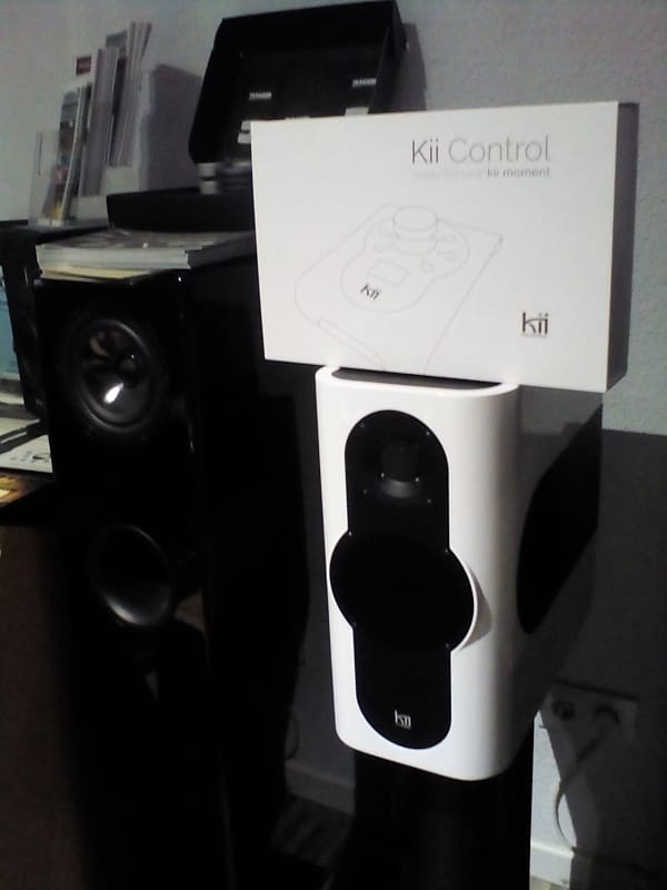 Kii Audio System - Three (pair) + Kii Control (White) | Reverb
