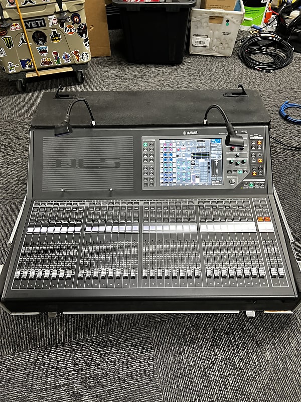 Yamaha QL5 with road case | Reverb