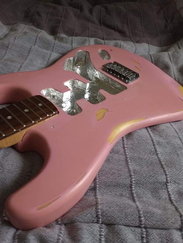 Reliced Stratocaster Squier 2004 - Shell pink | Reverb UK