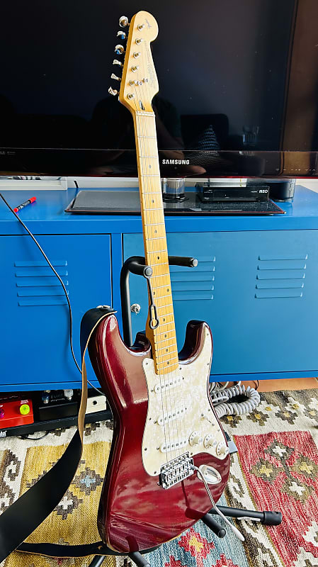 Squier Gold Logo Stratocaster 1997 - Red Wine | Reverb