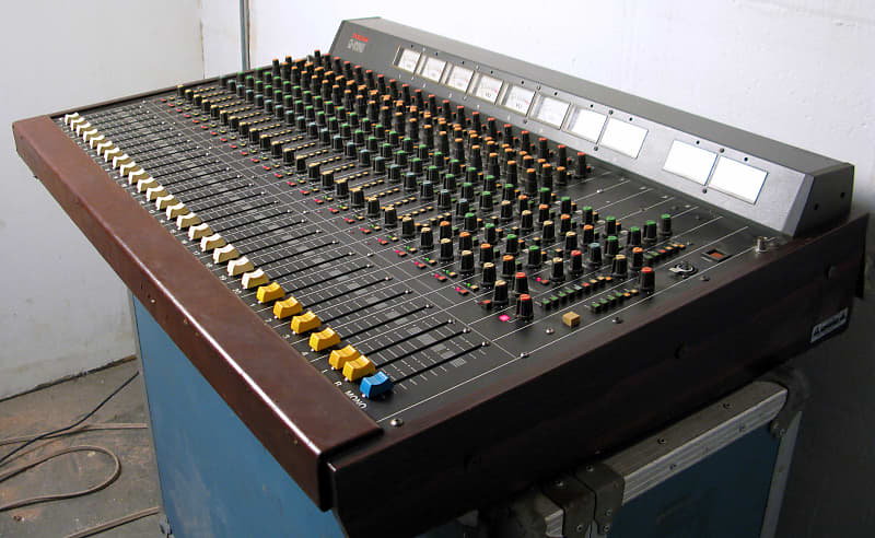 TASCAM M-320B Mixing Console Desk 20x4x2x1 (includes rolling | Reverb