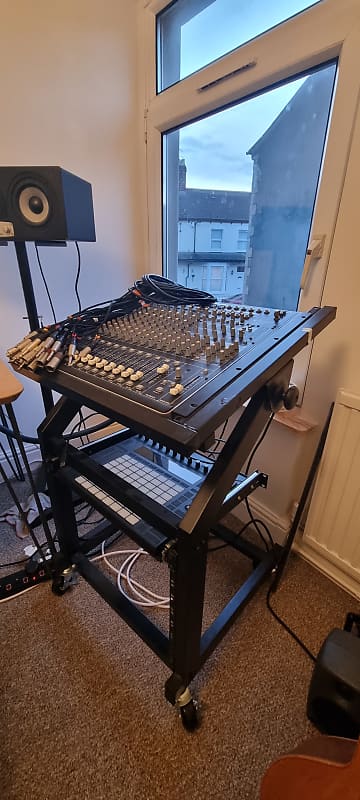 19 inch Angled Studio Rack With Wheels | Reverb UK