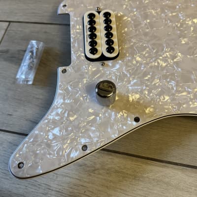 2024 Fender Tom DeLonge Stratocaster LOADED 3-ply Pearloid | Reverb