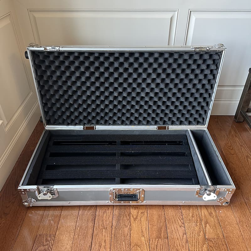 Pedaltrain Pro Pedalboard 32”x”16” with Tour Case | Reverb