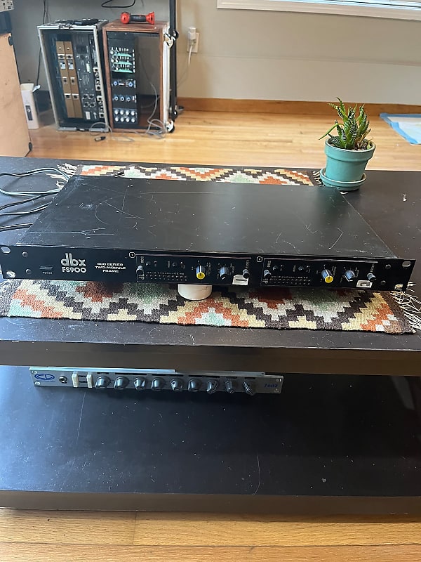 DBX 902 (2x) de-essers w/ DBX FS900 rack | Reverb