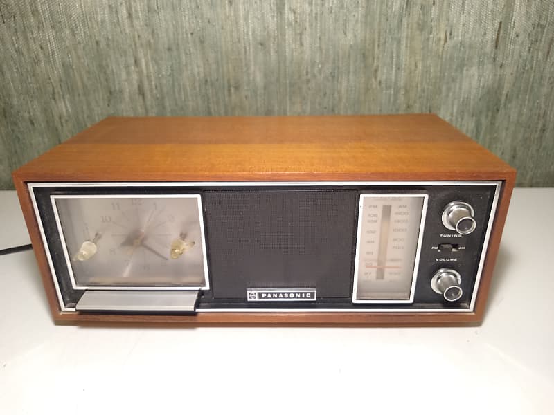 Panasonic RC-7247 1968 Walnut AM/FM Clock Radio | Reverb