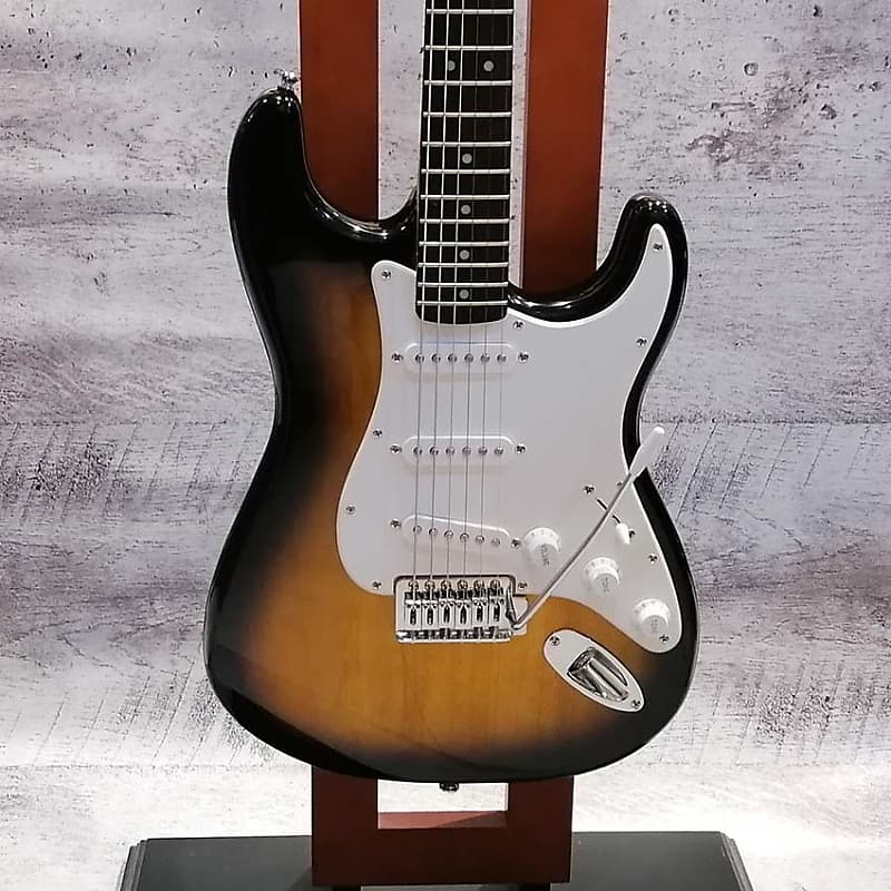 Squier Bullet Strat with Tremolo BSB (Usado) | Reverb